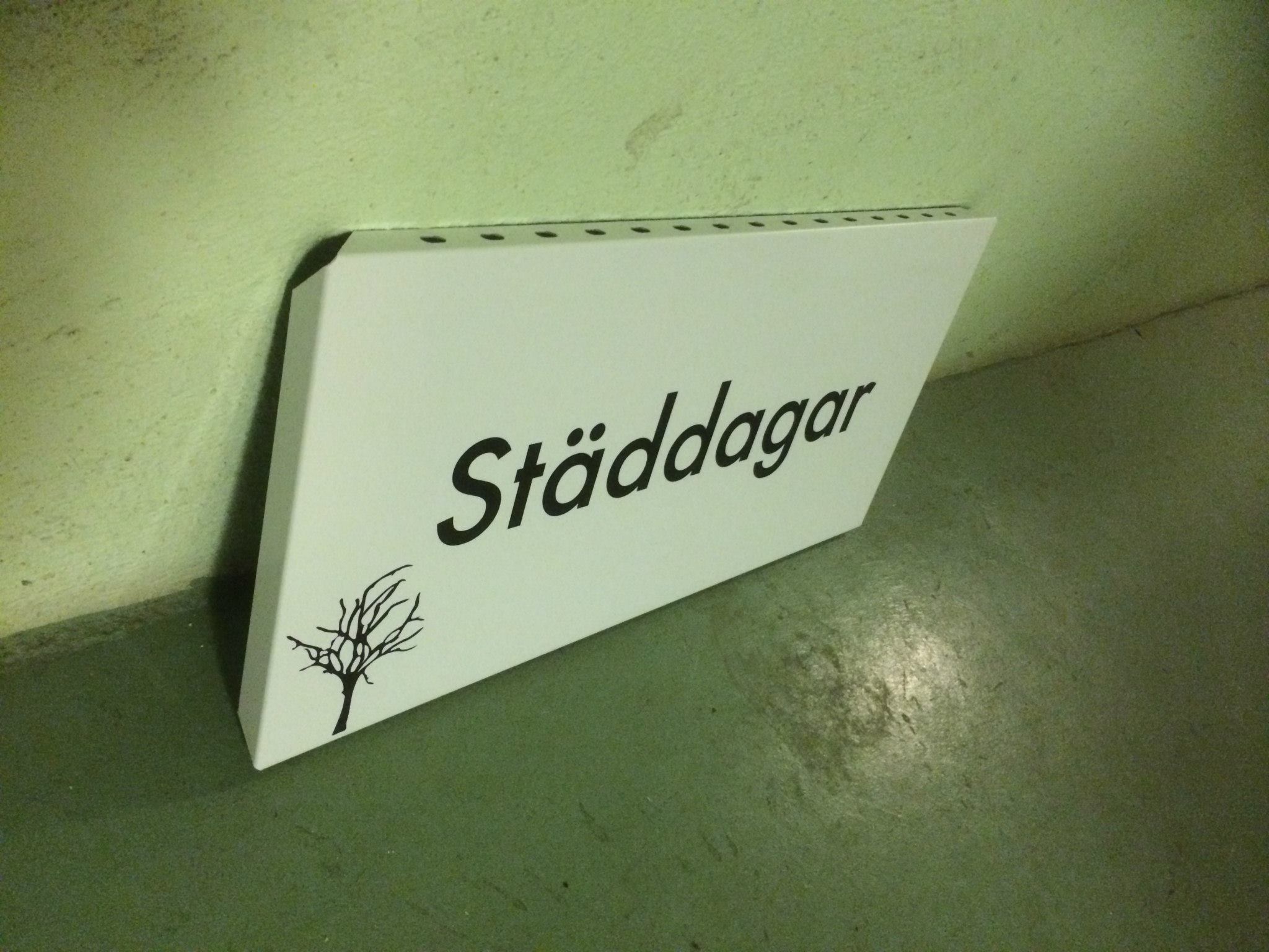 Skylt till stolpe. Används även vanligtvis till byggställningar.