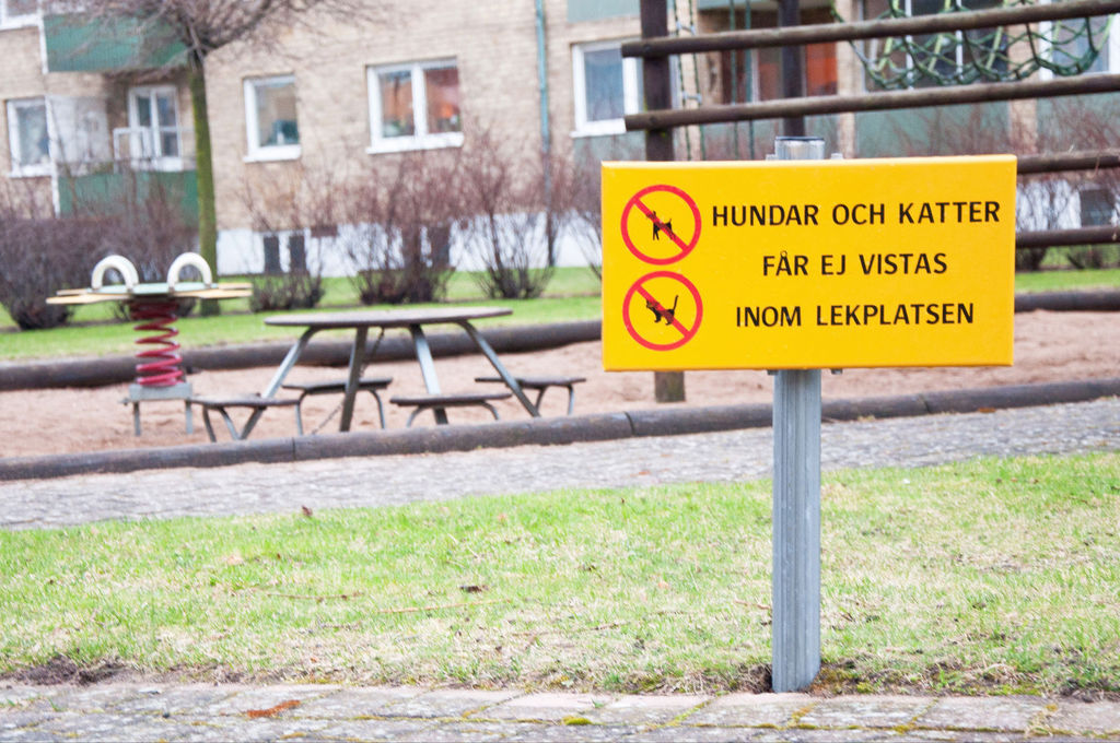 Skylt till stolpe. Används även vanligtvis till byggställningar.