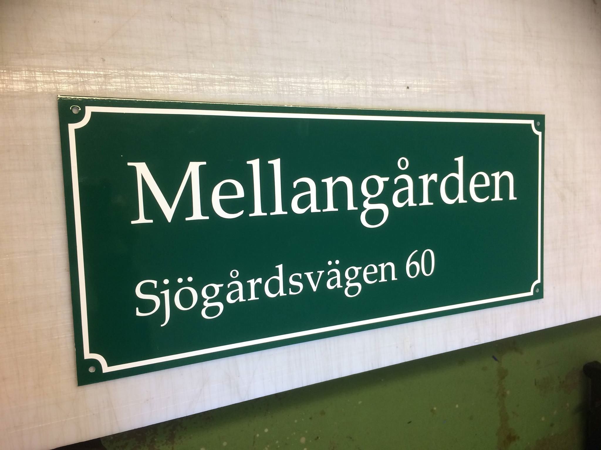 Husskylt med två rader. Välj din text, typsnitt och färg